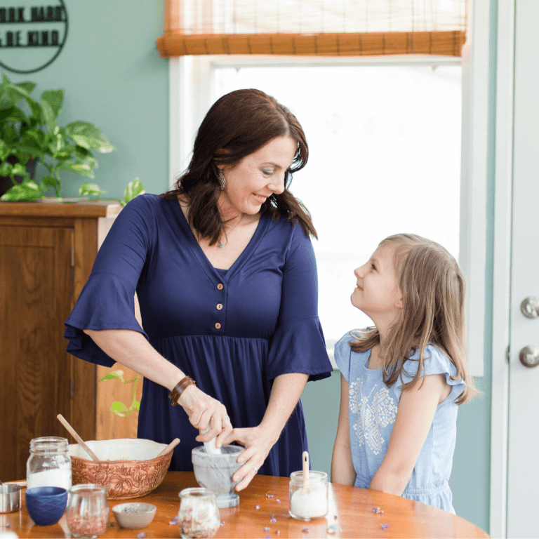 How to Make (and Use) a Garlic poultice - No Fuss Natural